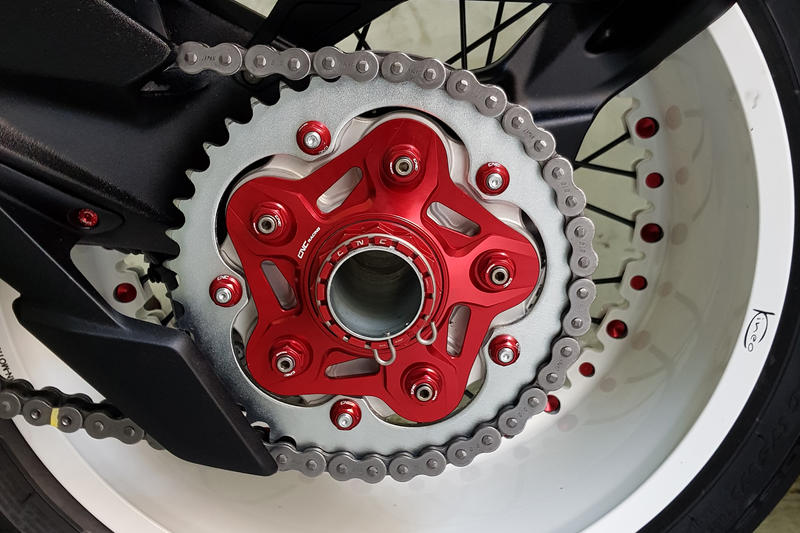 Rear sprocket flange 5 holes MV Agusta | Cnc Racing